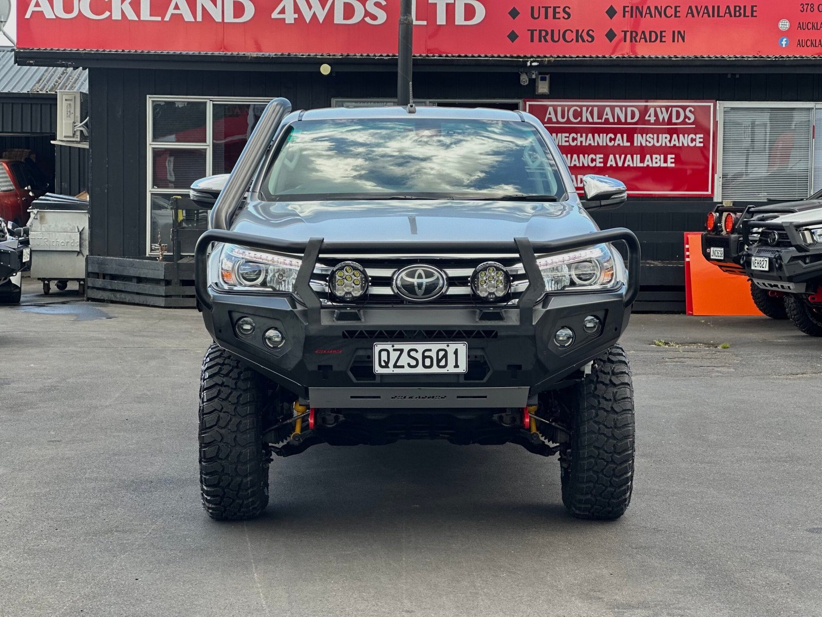 2018 TOYOTA HILUX SR5, 6 SPEED AUTOMATIC/4WDS - Auckland 4WDS