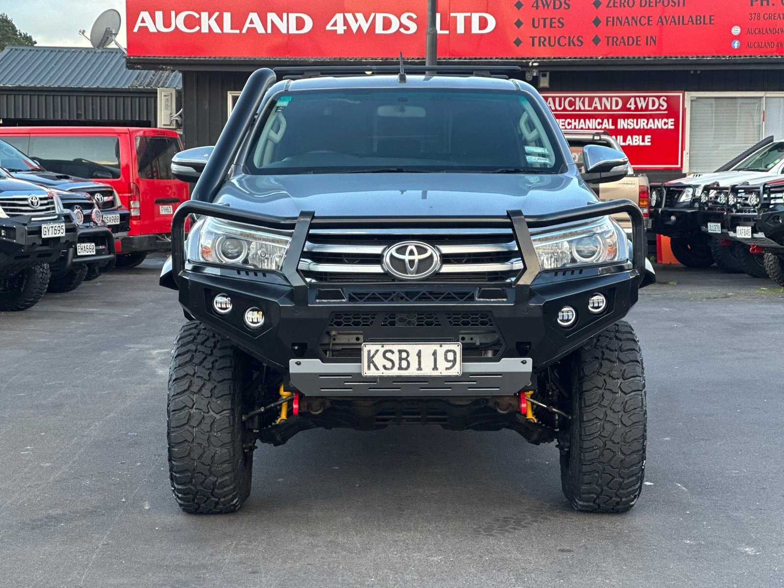 2017 TOYOTA HILUX SR5, 6 SPEED MANUAL/4WDS. - Auckland 4WDS